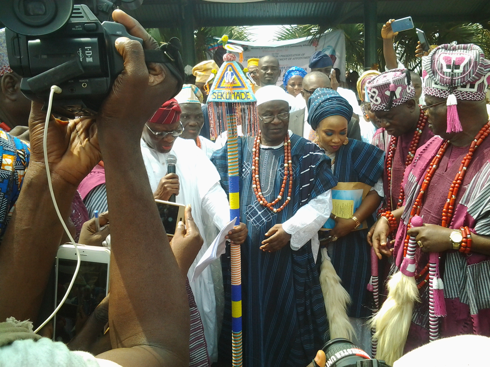 OBA BASHIR AREMU SHOTONWA IS NEW SEKUMADE OF IPAKODO, GETS INSTRUMENTS ...